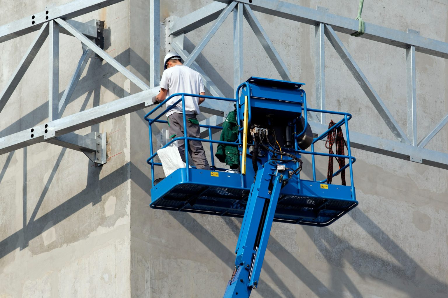 The Role of a Scissor Lift Operator in Construction and Maintenance